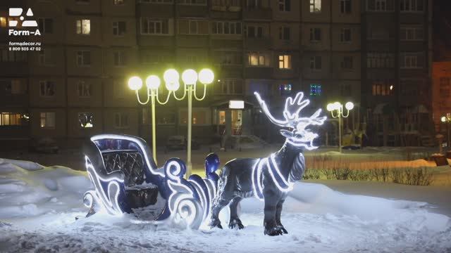 Новогодние уличные фигуры из стеклопластика олень с санями со светодиодной подсветкой.