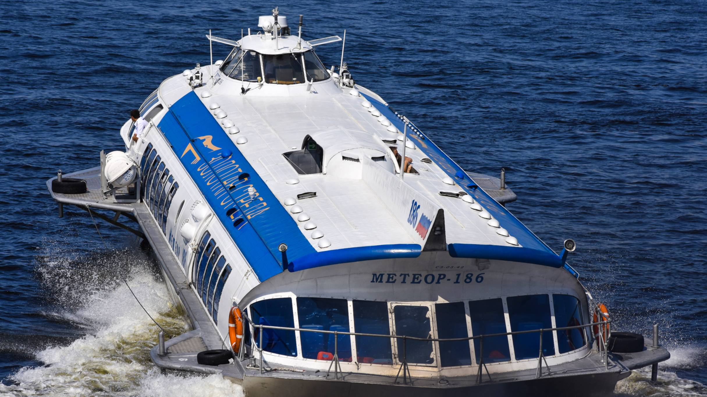 Метеор-238 идёт по Малой Неве