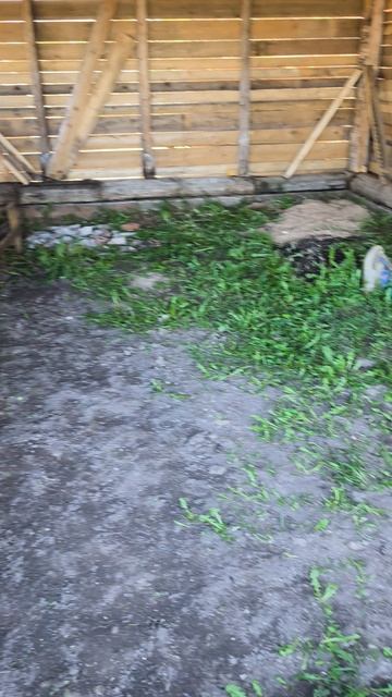 Куча кирпича, уборка на участке