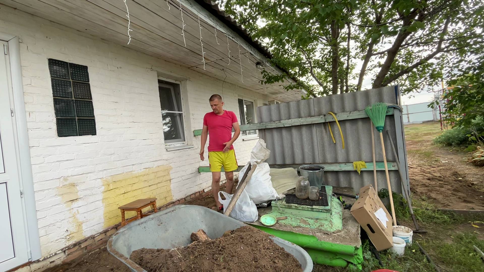 ДЕРЕВЕНСКАЯ ЖИЗНЬ. НАЧИНАЕМ ЗАЛИВАТЬ БЕТОН ДЛЯ ТЕРРАСЫ. КОПАЕМ КАРТОШКУ.