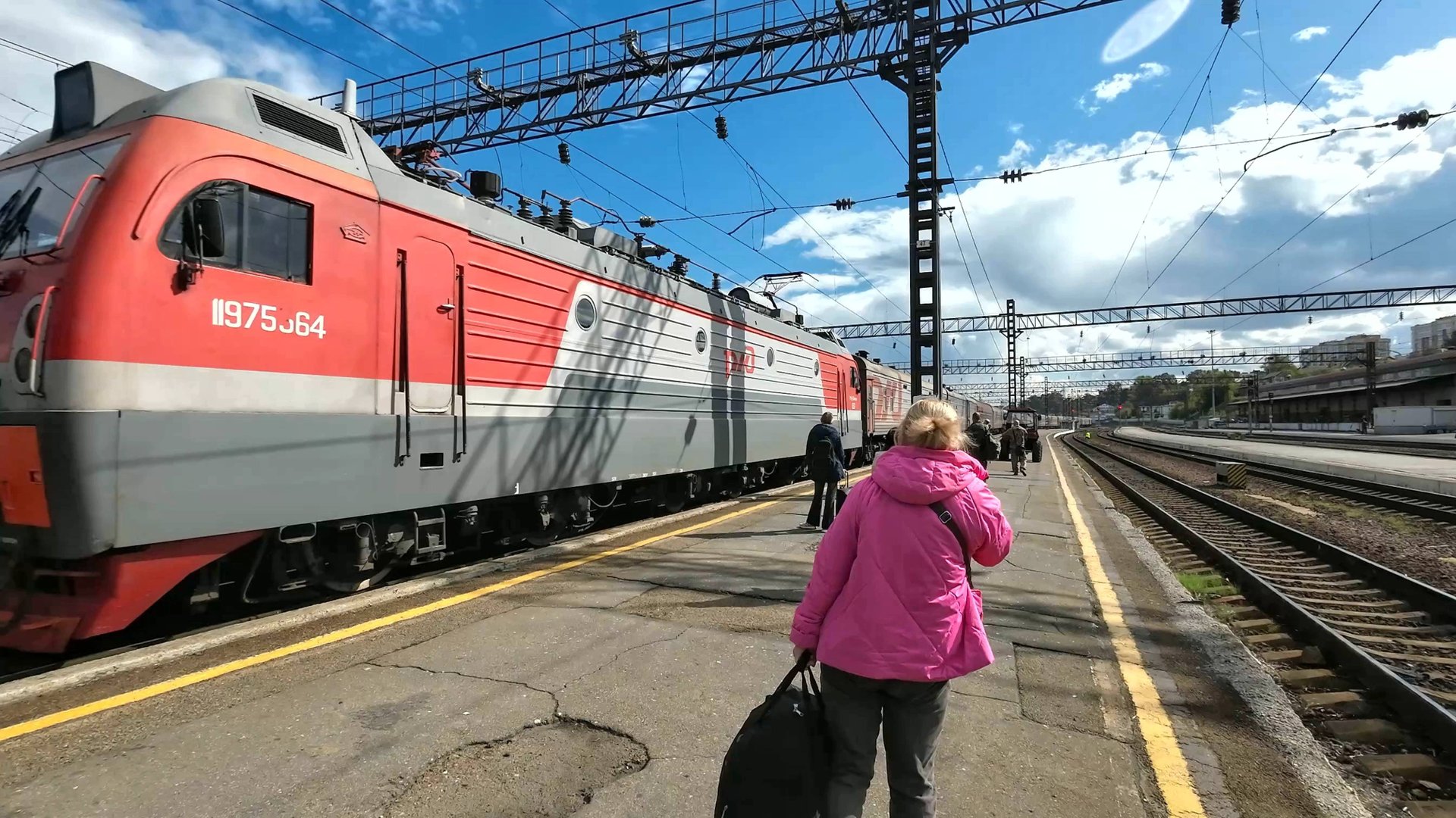 Поездка на поезде из Иркутска - вид из окна вагона | Железная дорога в Сибири