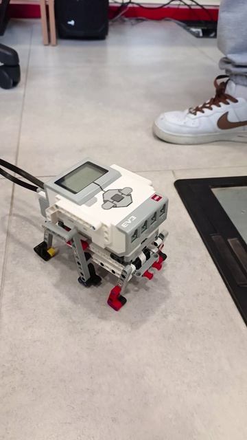 Шагает робот