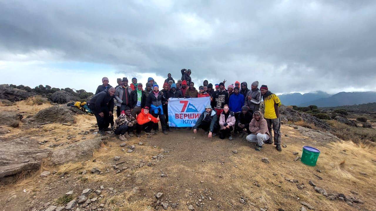 Группа Клуба 7 Вершин «Слова моей подружки» поднялась уже в лагерь Плато Шира