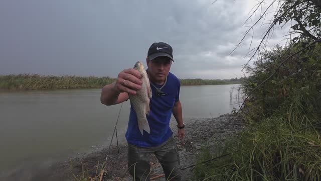 Рыбалка на поплавок. Попал под сильный ливень.