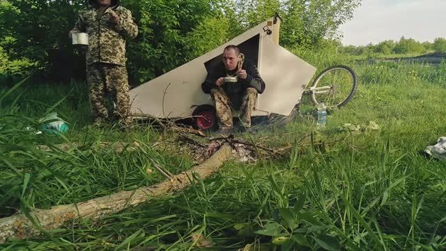 Велокемпер поход на речку через болото.