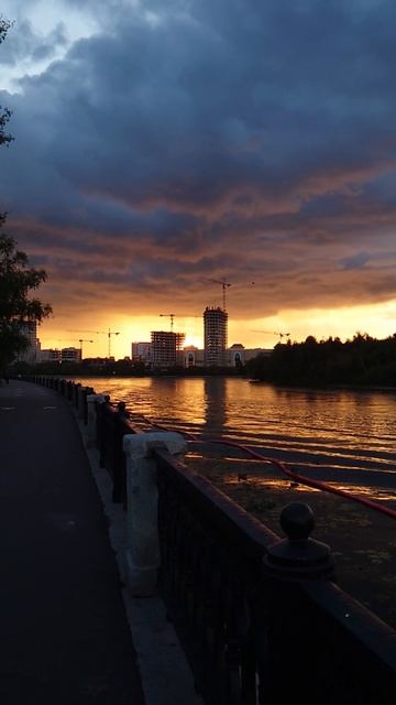 Закат на набережной | Москва #Москва #закат #красота #красивыевидео