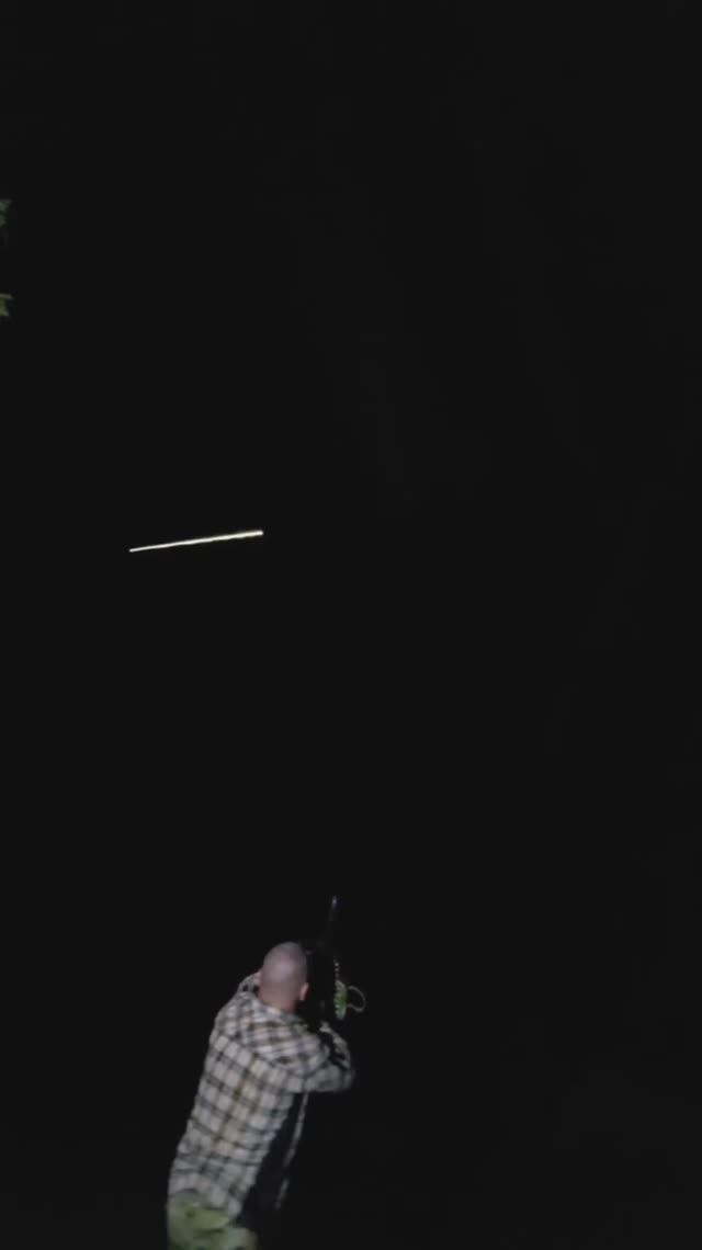 Кадры ночной работы мобильных огневых групп по уничтожению вражеских беспилотников на Донбассе