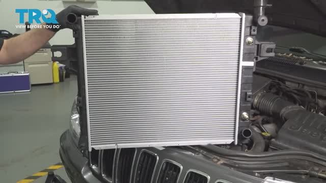 102. Как заменить радиатор двигателя 4.7 на Jeep WJ (1999 - 2004)