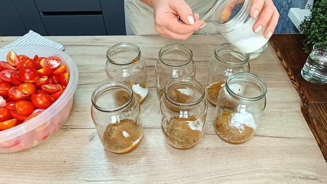 Маринованные помидоры половинками в пряной заправке