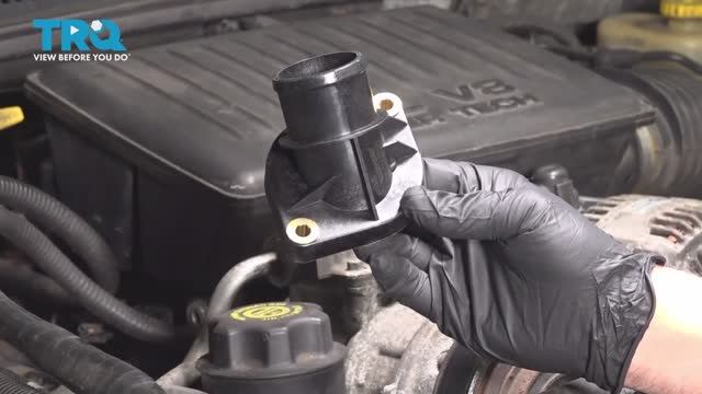 105. Как заменить корпус термостата двигателя 4.7 на Jeep WJ (1999 - 2004)
