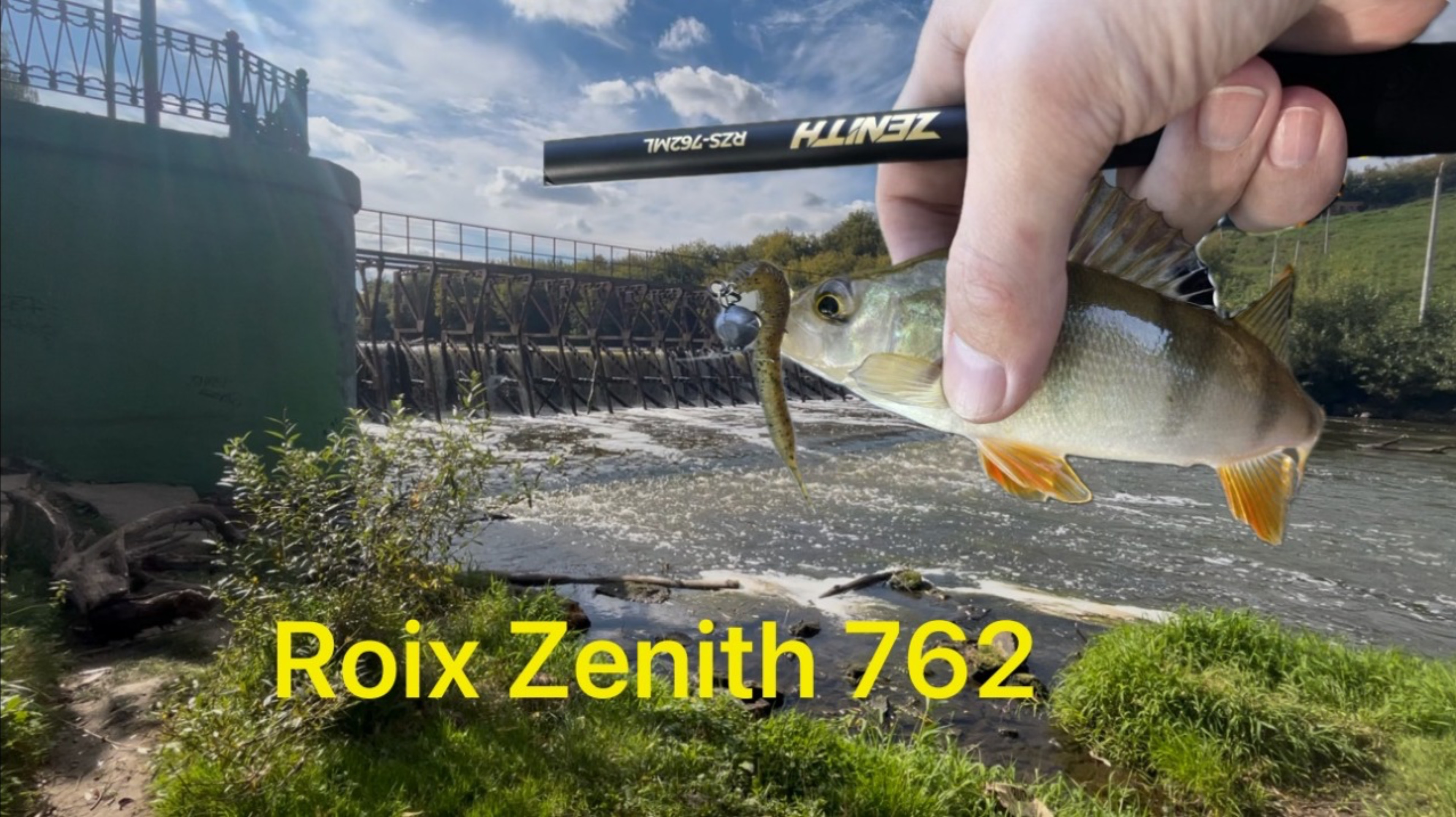 Рыбалка на реке с бюджетным спиннингом .Ловля  щуки и окуня