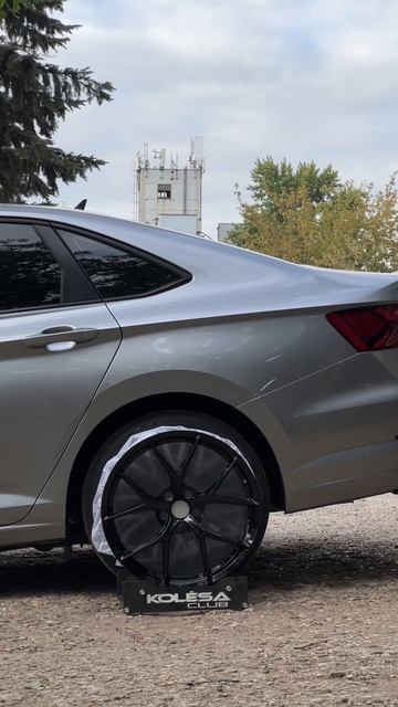 Volkswagen Jetta на примерке дисков в 19-ом диаметре