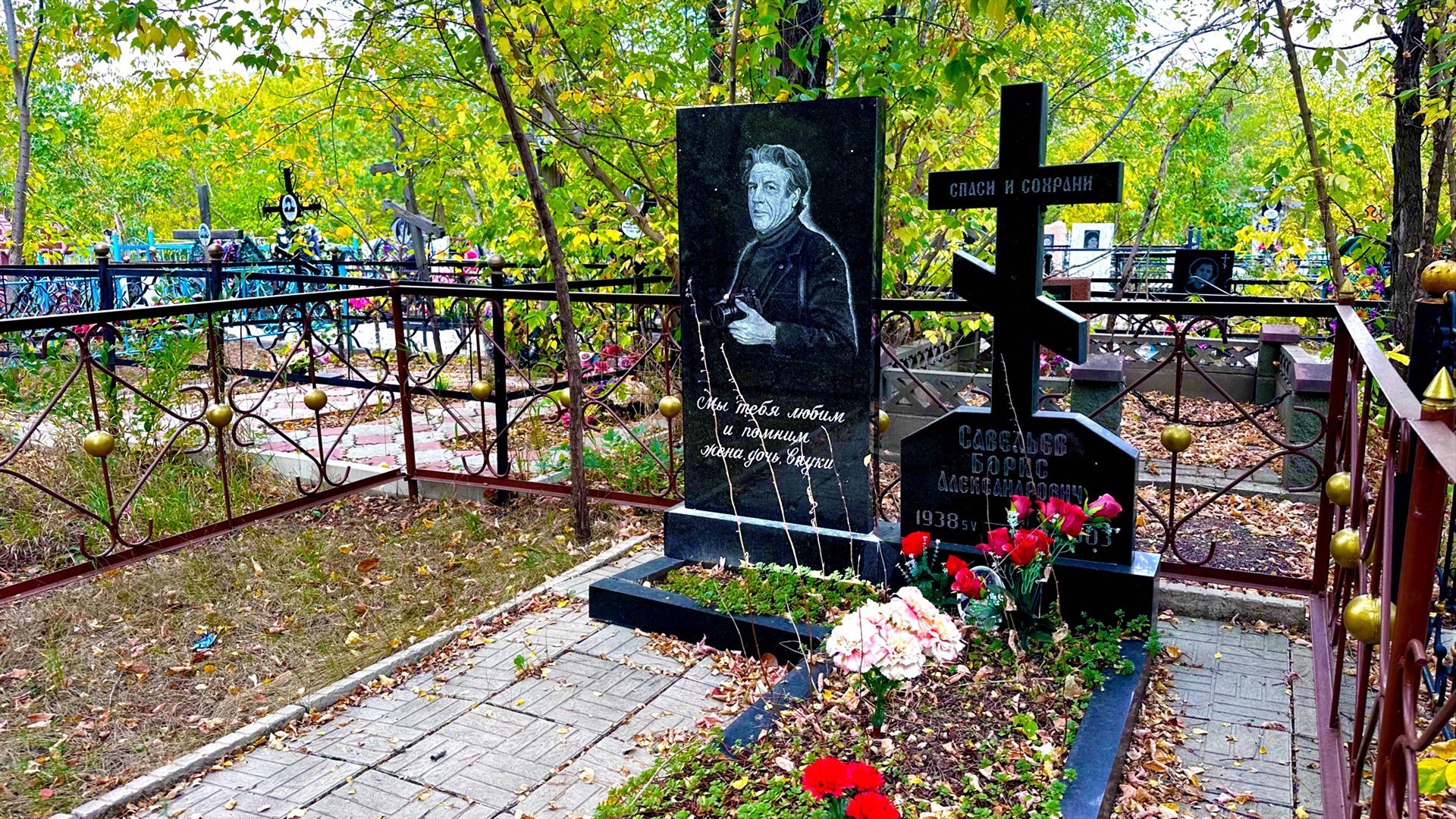 НЕКАЯ СУЩНОСТЬ ХОДИЛА ЗА МНОЙ  НА КЛАДБИЩЕ.    ЭЛЕКТРОМАГНИТНИК ЛОВИЛ ЕЕ ПОСТОЯННО СЗАДИ.