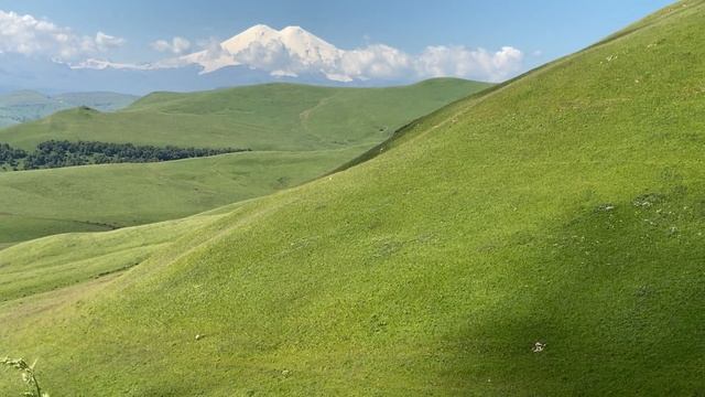 Горная деревушка / зелёные холмы / речка