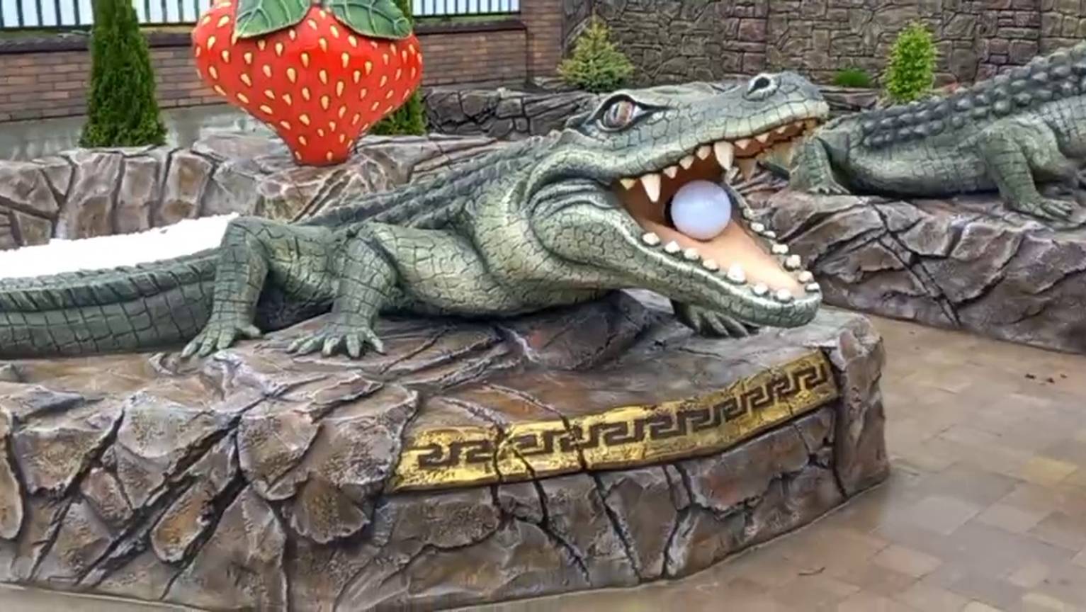 оформление усадьбы фасад. скульптуры крокодилов. скалы из  арт бетона мастер Меленчук Николай.