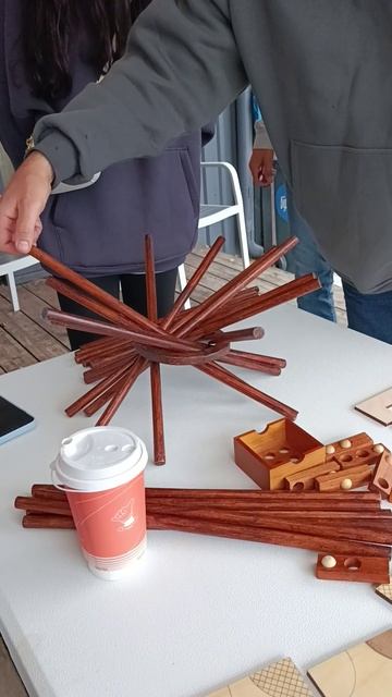 Все коллеги на корпоративе увлеченно играют в деревянные игры