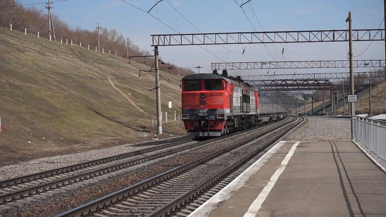 Тепловоз 2ТЭ10У-0192 с фитинговыми платформами и приветливой бригадой. Звук 10Д100.