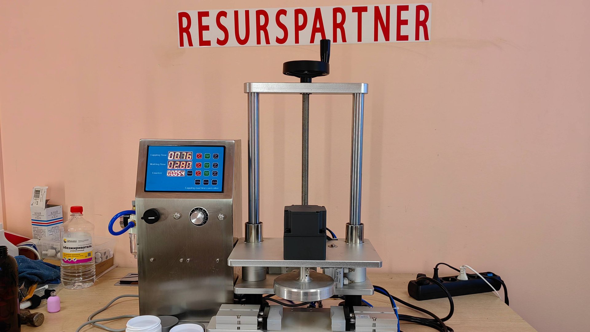 Четырех-роликовая укупорочная машина. Винтовая.