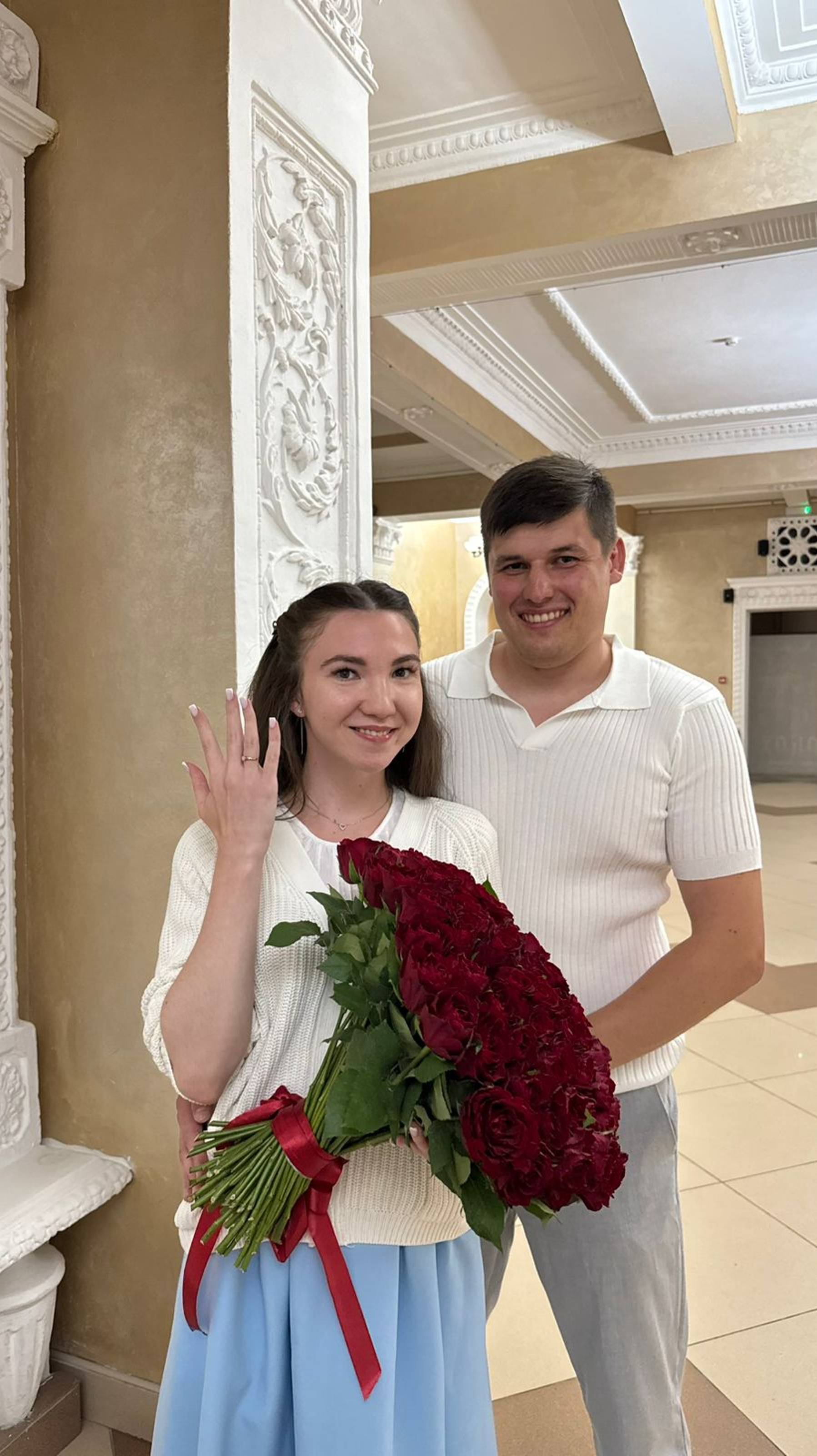 Предложение руки на экране в кинотеатре