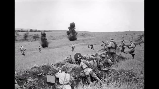 Наши отошли, а мы не успели  Лежим в окопе, и тут слышим немцы идут ветеран пулемётчик Максим