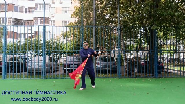 Упражнения с фитнес флагами на спортплощадке (2)