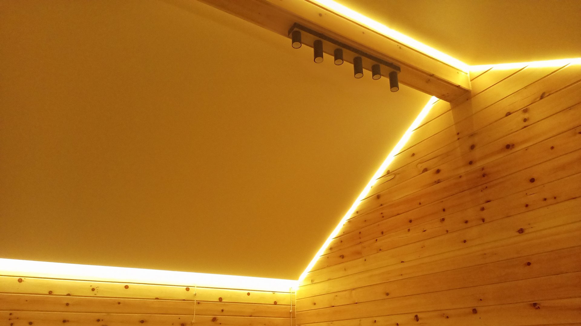 Теневой натяжной потолок в бане с подсветкой по периметру