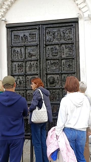 Чугунные литые ворота в соборе. Великий Новгород. Кремль.
