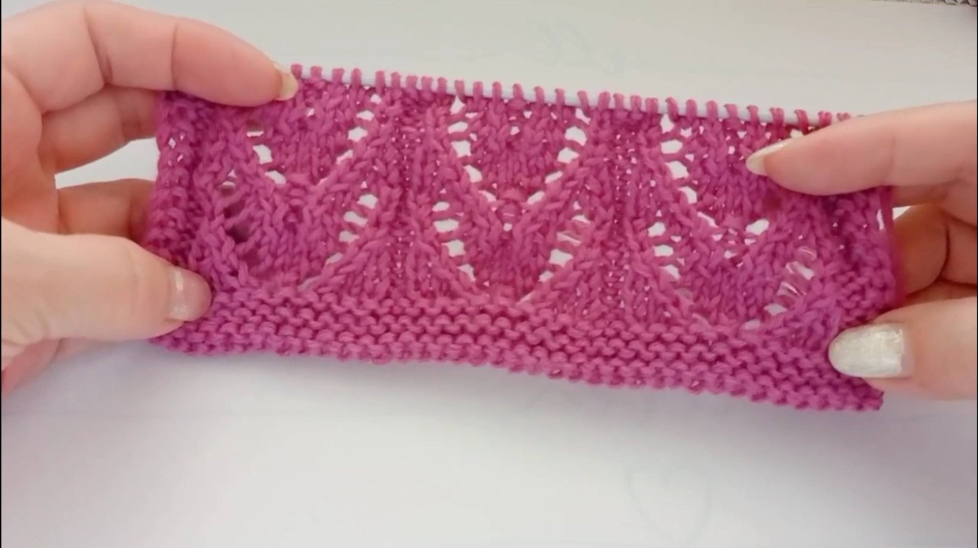 Несложный ажурный узор спицами поворотными и круговыми рядами. Схема