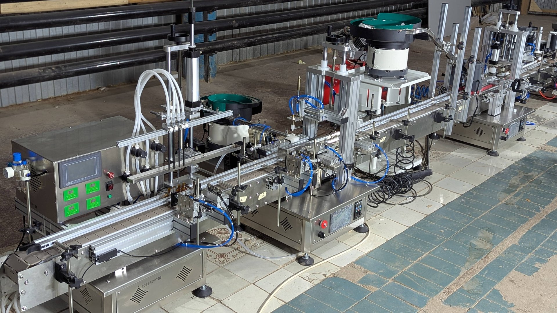 Автоматический дозатор и укупор ( линия розлива)+этикетировщик