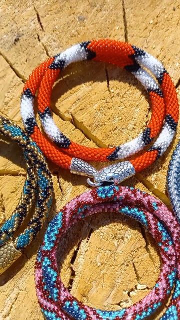 Вязанные жгуты из бисера. Змейки