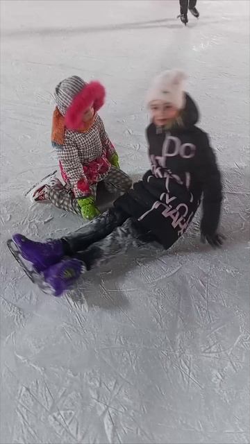 Девочки сидят на льду