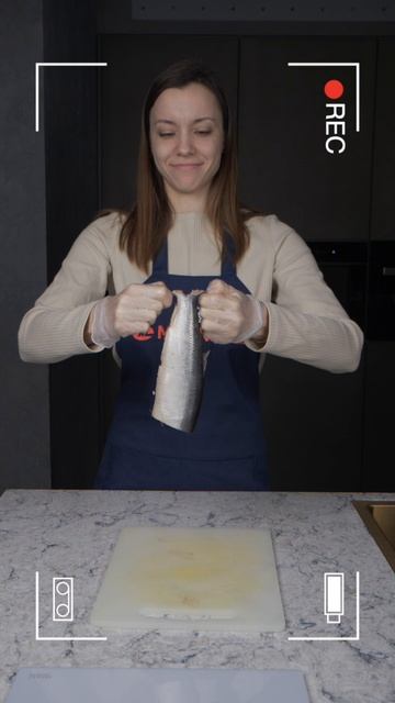 Проверяем популярный лайфхак для быстрой разделки рыбы.