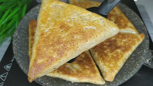 Треугольные блинчики с начинкой из сырого фарша на сковороде🥞