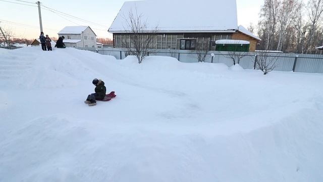Горка во дворе (Тюмень, 2024)