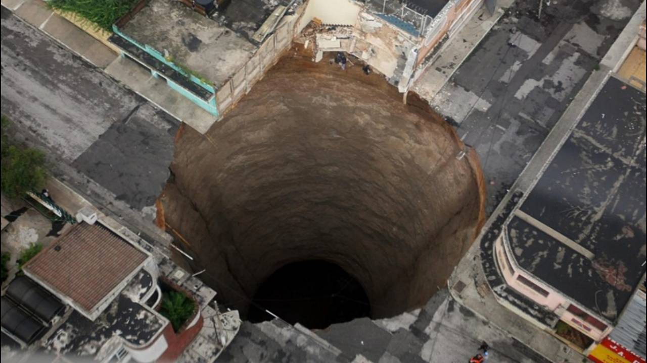 Соседский дед сказал что я не выкопаю такую яму . Колодец для скважины.