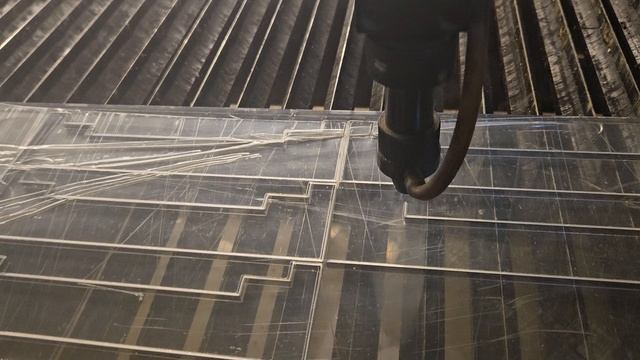 Лазерная резка прозрачного акрилового стекла толщиной 10мм. Производство деталей из акрила.