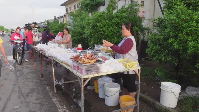 Уличная еда в Камбодже. Один день из жизни сельских торговцев.