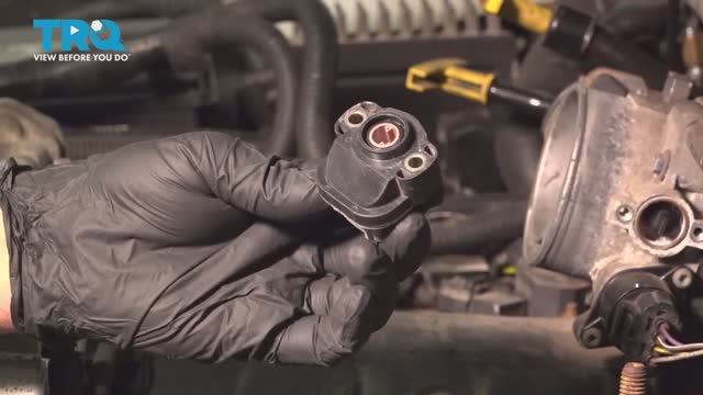 111. Как заменить датчик положения дроссельной заслонки мотора 4.7 на Jeep WJ (1999 - 2004)
