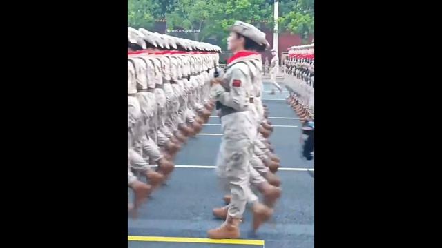 Китайские военнослужащие бодро маршируют идеально стройными рядами