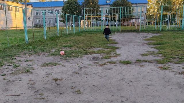 вечер в деревне, играем в мяч