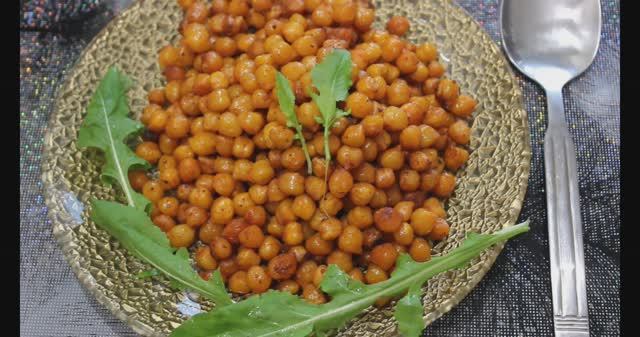 Нут жареный в пост, с паприкой и молотым черным перцем. Вкусное и пикантное блюдо.