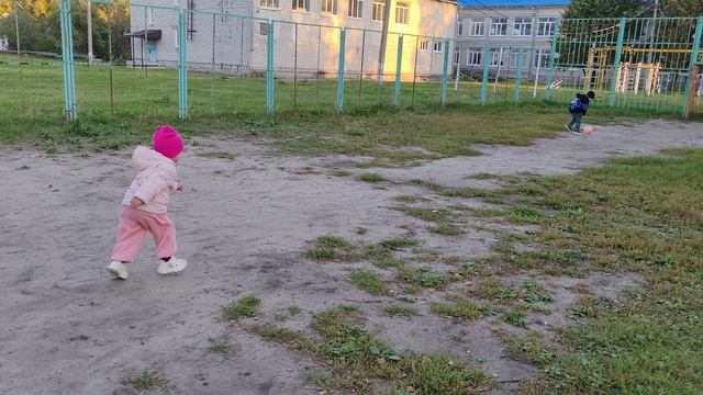 10-09-2025 играем в мячик в деревне, деревенская жизнь