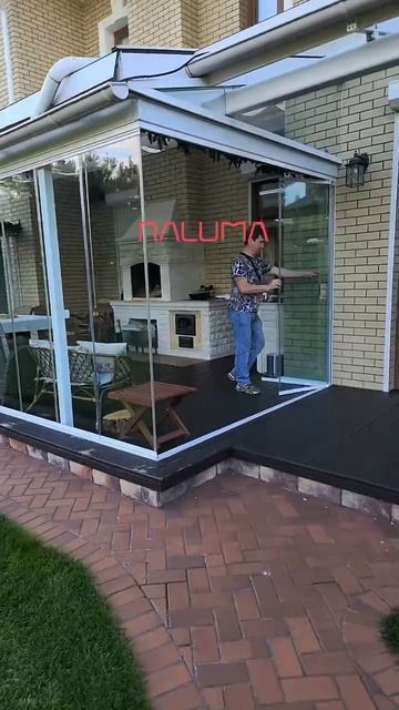 Безрамное остекление террасы со сдвижной дверью системой Книжка бренда Ралюма