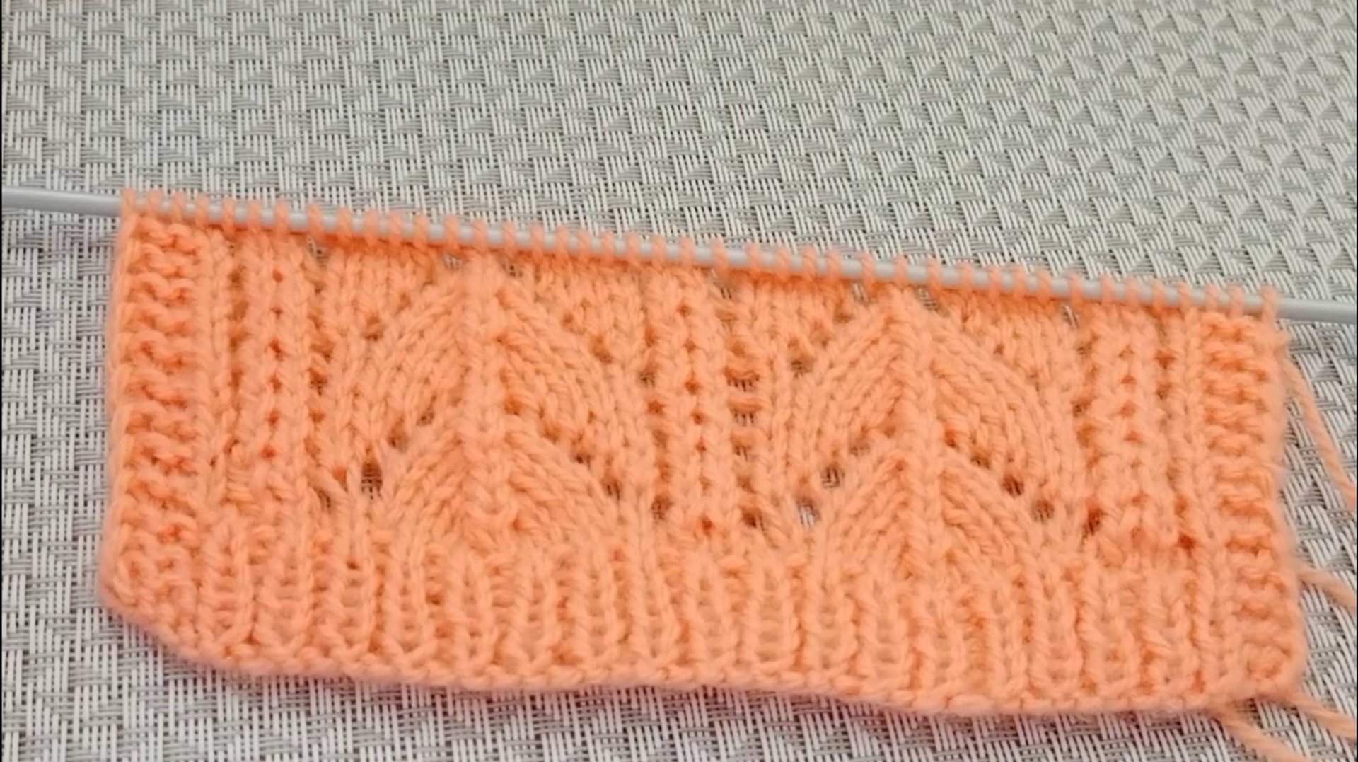 Ещё один красивый и несложный ажурный узор спицами.