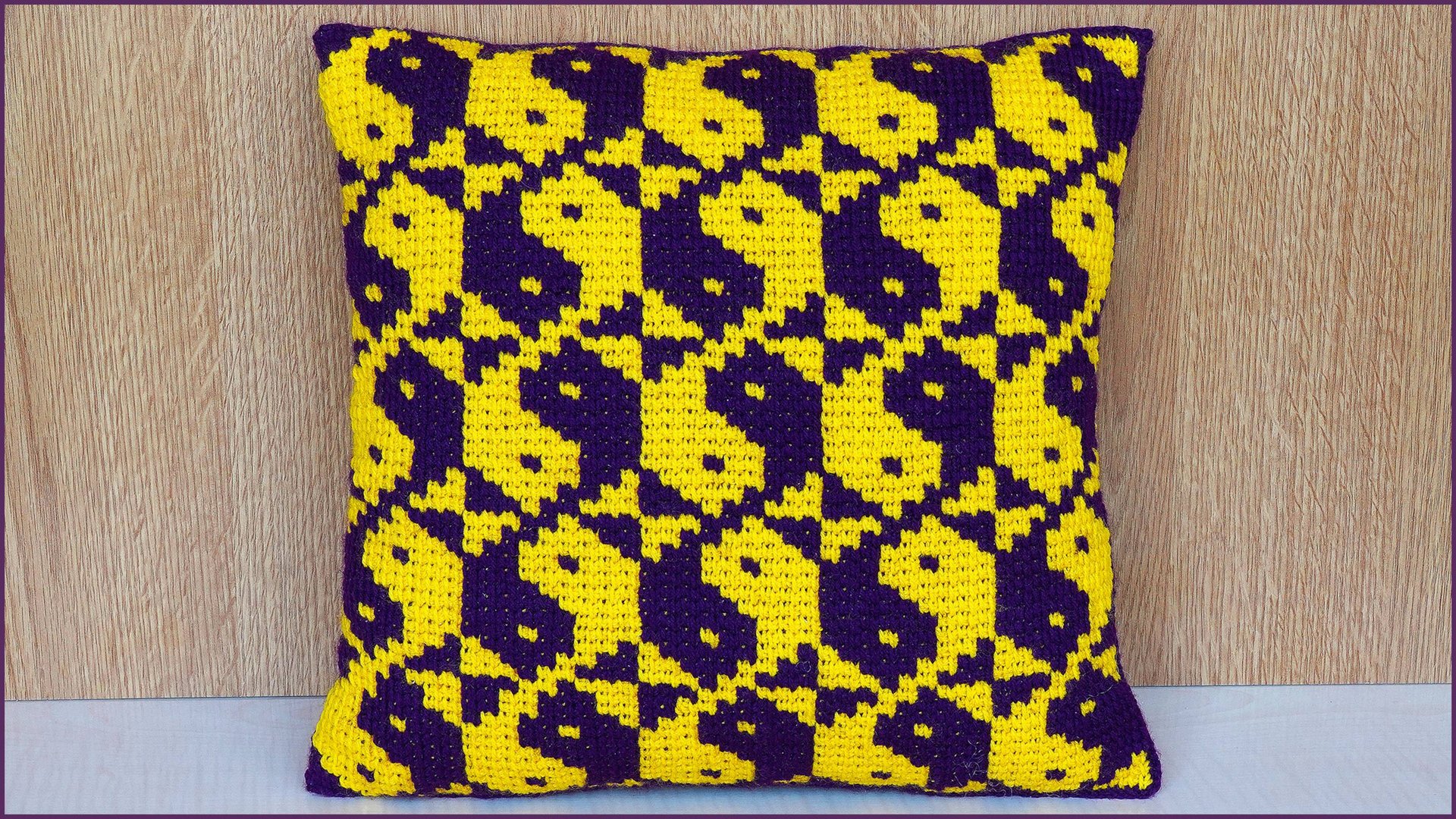 Подушка крючком с узором Инь Ян.