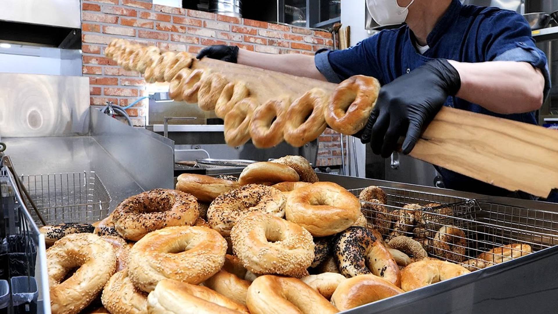 Запеченный сэндвич с бейглом в духовке. Сэндвич с бейглом в канадском стиле. Корейская лавка бейглов