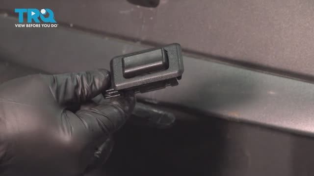 106. Как заменить кнопку открывания стекла багажника на Jeep WJ (1999 - 2004)