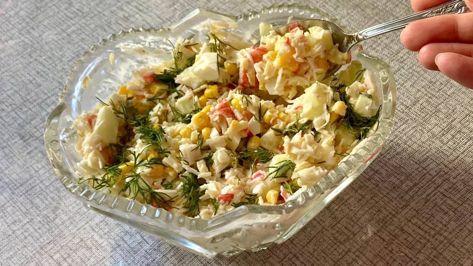 Крабовый салат с огурцом и кукурузой 🍴 Лёгкий и очень вкусный рецепт
