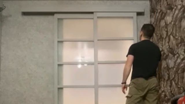 Межкомнатная перегородка с матовым стеклом. Видео с монтажа