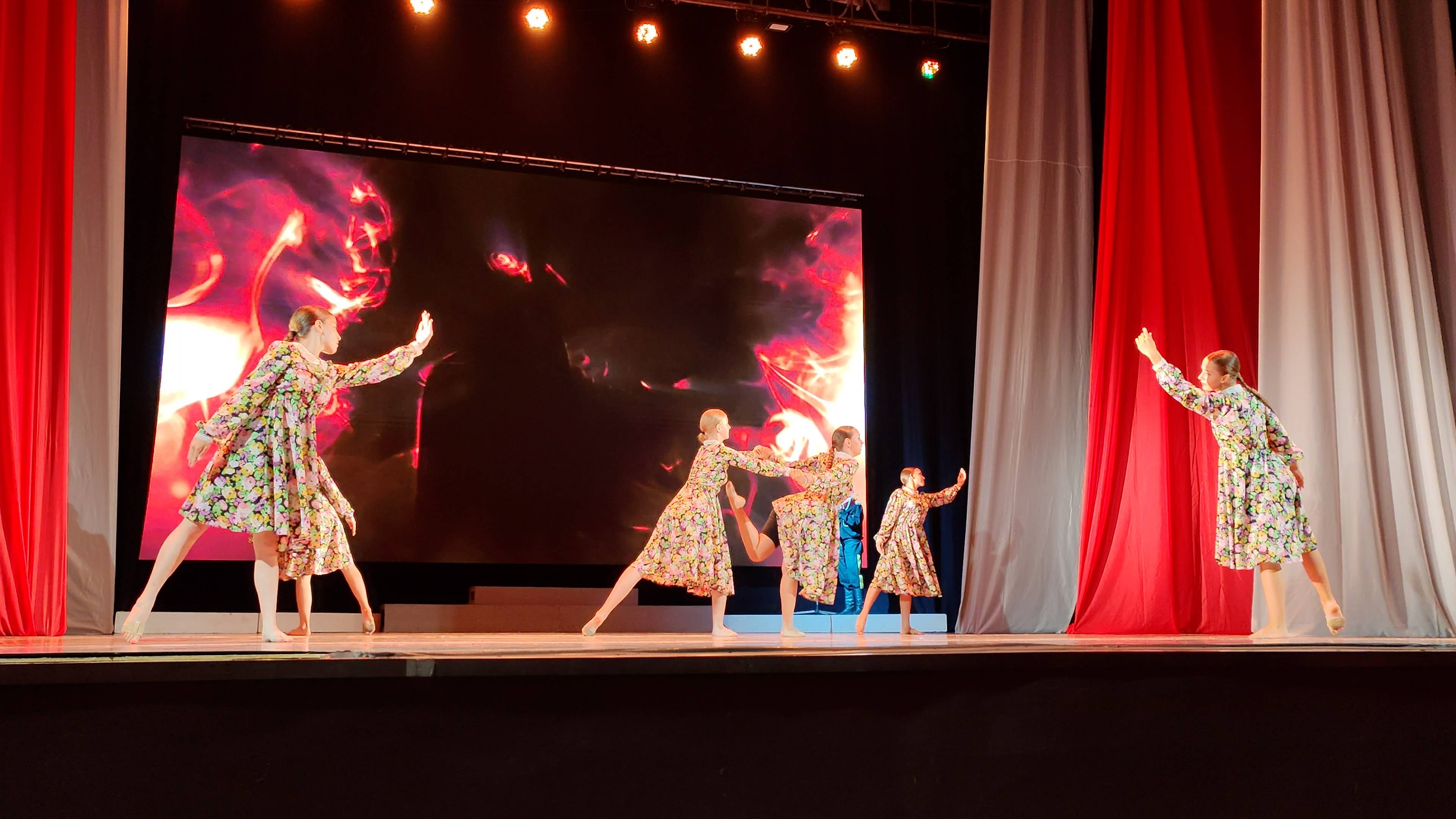 Музыка «В землянке», исполняет «Дворец культуры»